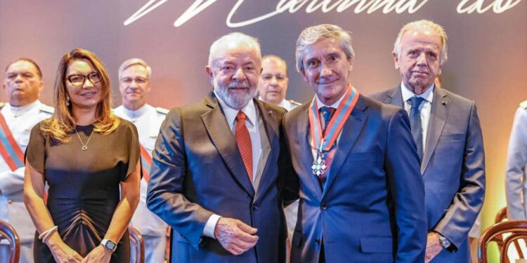 Luís Faro Ramos recebeu alta condecoração da Marinha brasileira - RTP Mundo